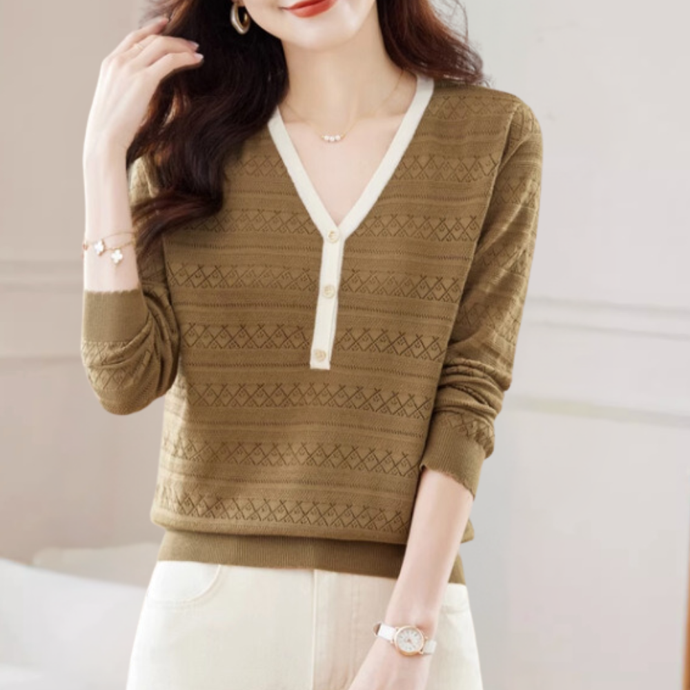 Eleganter Damenpullover mit tiefem V-Ausschnitt von Lioren – BerlinGlamour