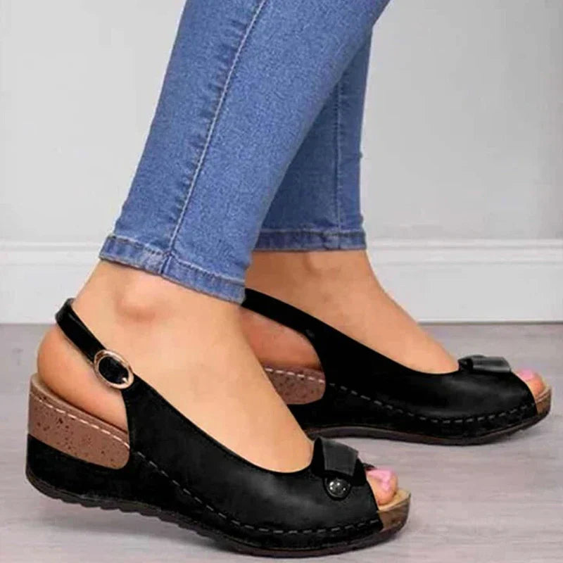 Damen-Sandalen von IRIS: Orthopädisch, spitz und mit Absatz – BerlinGlamour