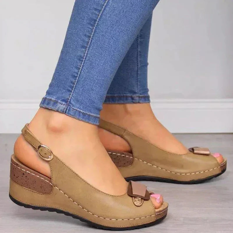 Damen-Sandalen von IRIS: Orthopädisch, spitz und mit Absatz – BerlinGlamour